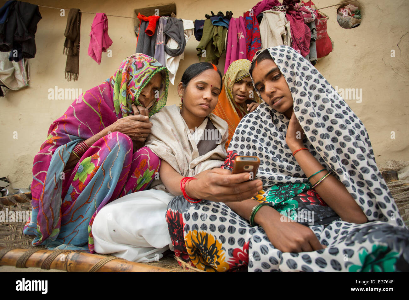Mobile phone rural india woman hi-res stock photography and images - Alamy