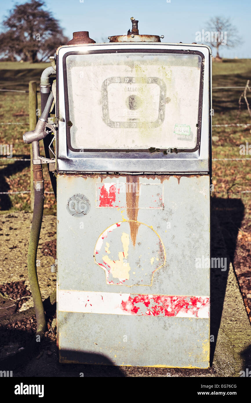 Old shell petrol pump hi-res stock photography and images - Alamy