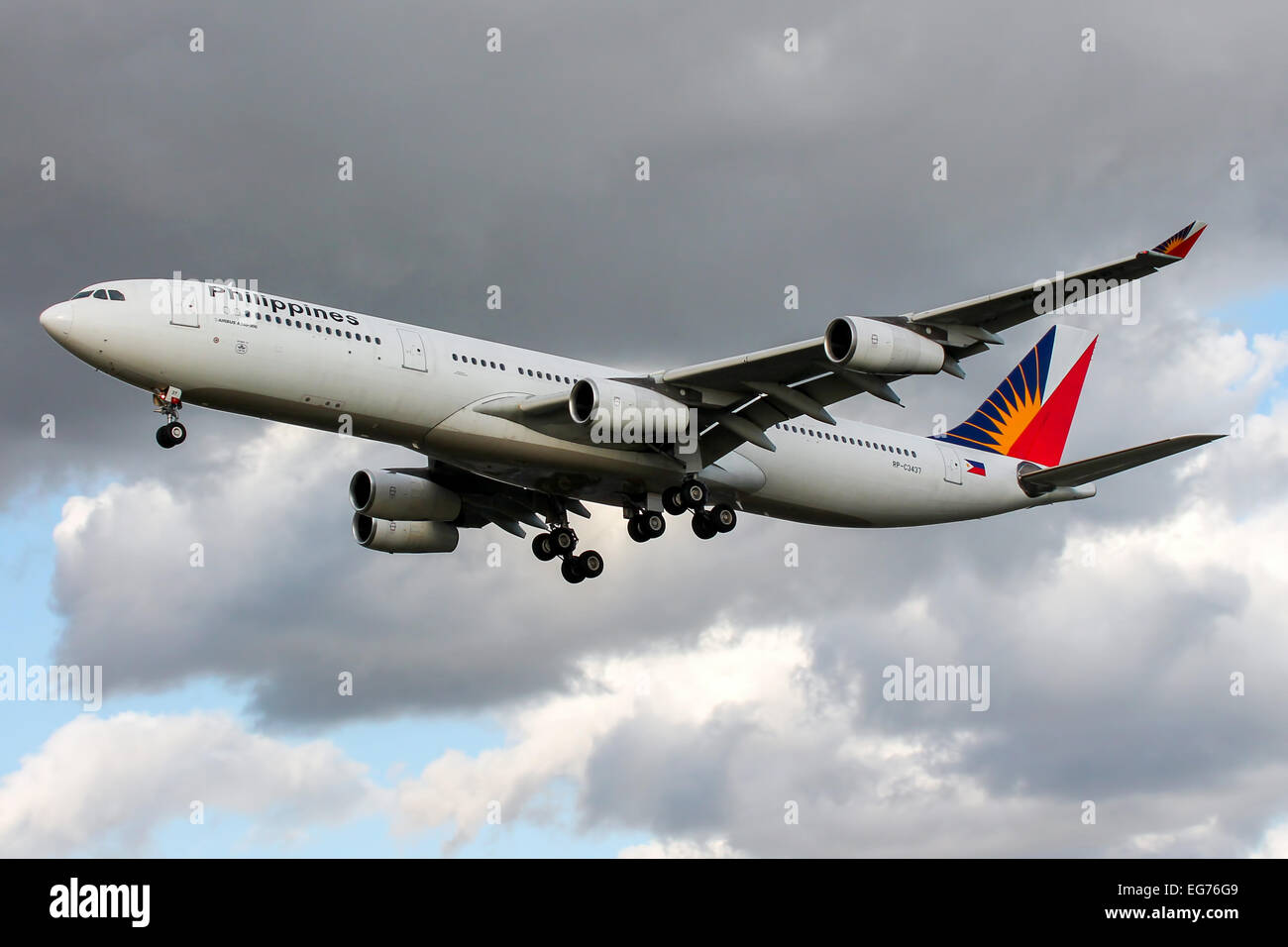 Philippine Airlines Airbus A340-300 approaches runway 27L at London ...