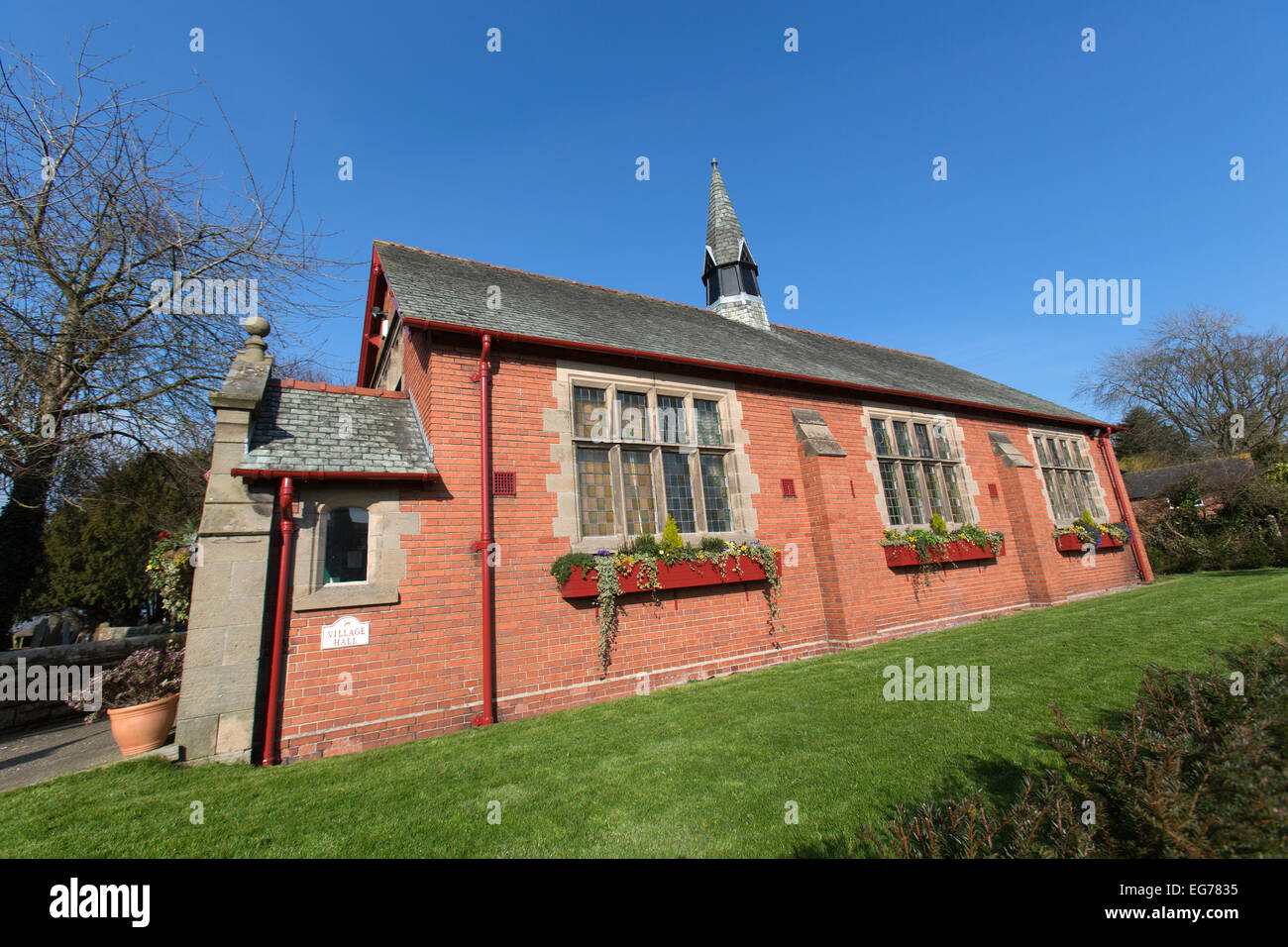 Village of Aldford, England. Picturesque view of Aldford Village Hall ...