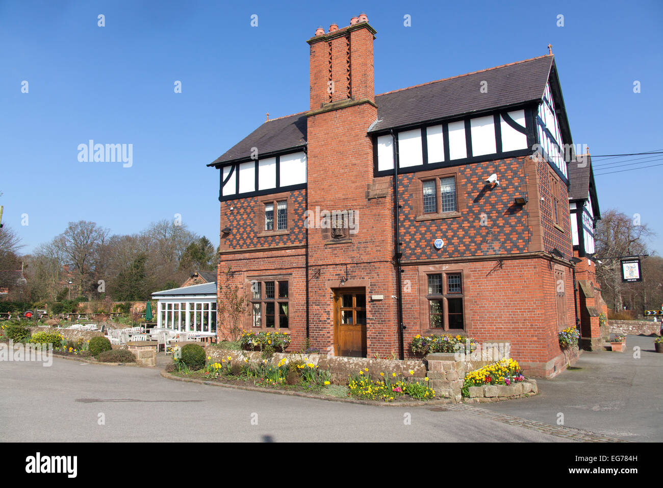 Village of Aldford, England. Picturesque view of the Grosvenor Arms ...