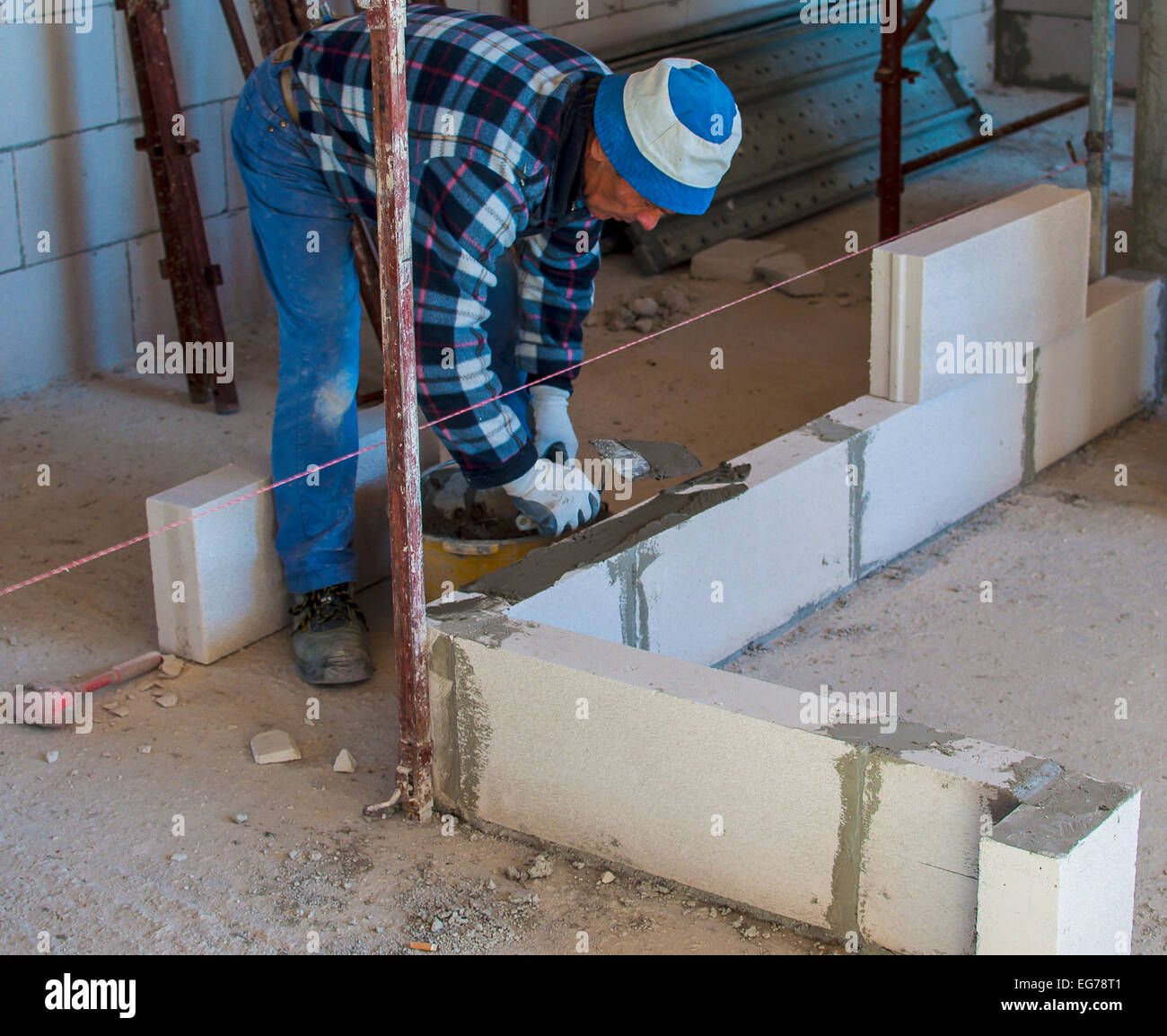 Construction performs internal bricklayer wall hi-res stock photography ...