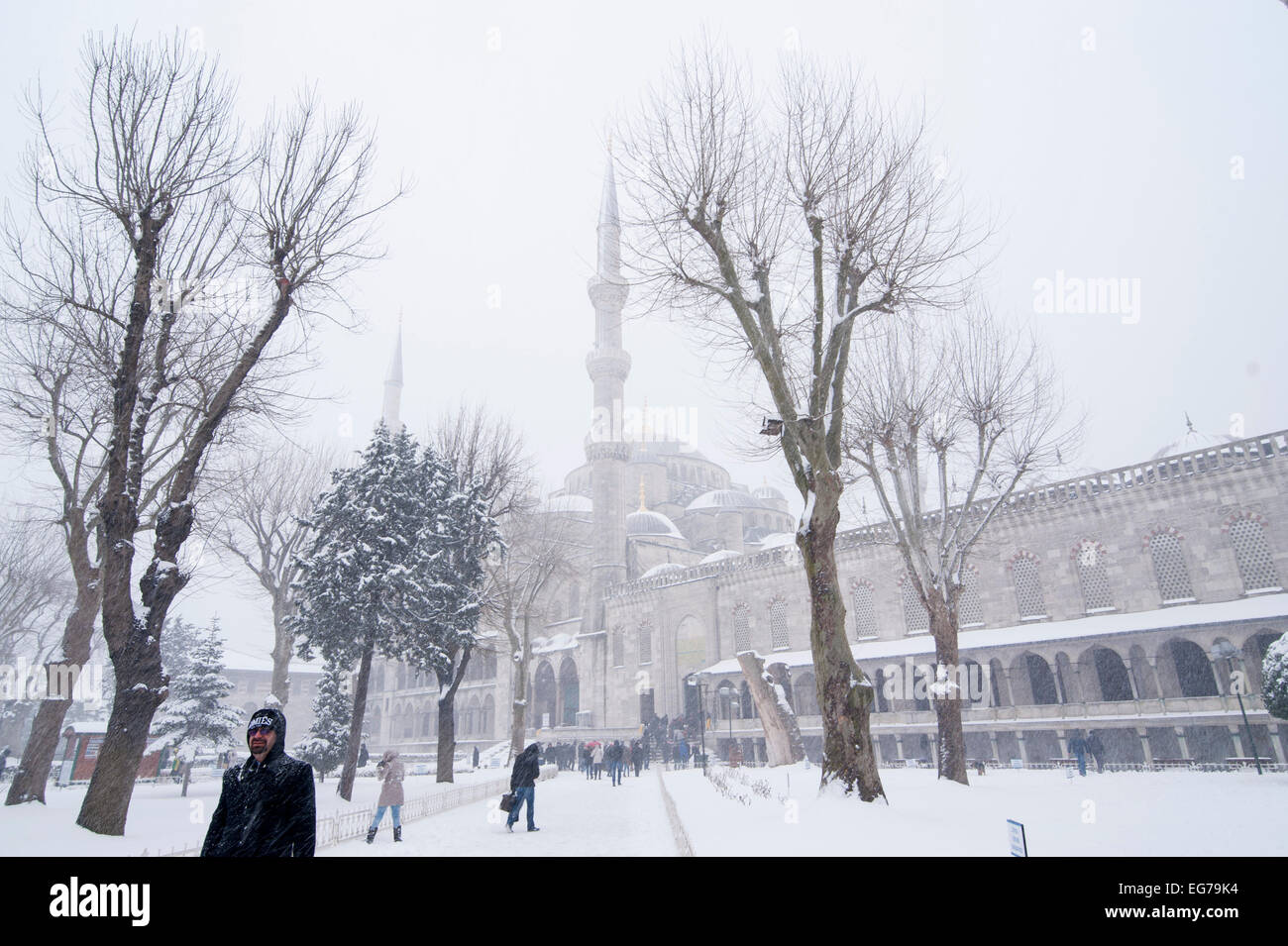 Istanbul, Turkey. 18th February, 2015. Heavy snow fall covers Istanbul ...