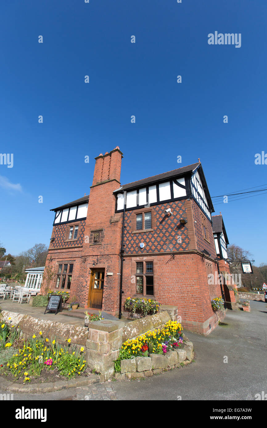 Village of Aldford, England. Picturesque view of the Grosvenor Arms ...