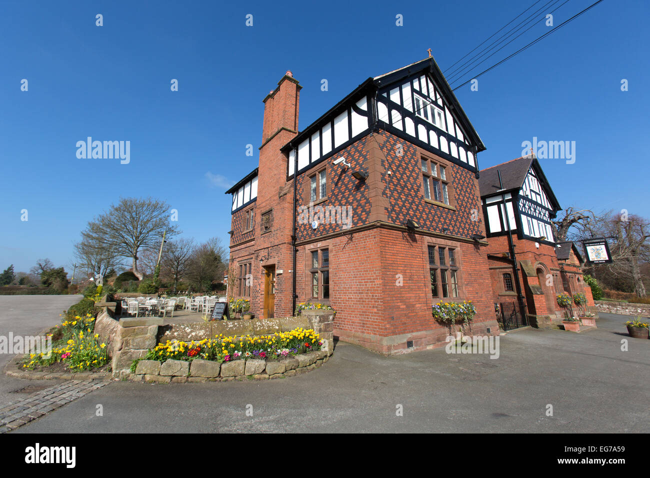 Village of Aldford, England. Picturesque view of the Grosvenor Arms ...