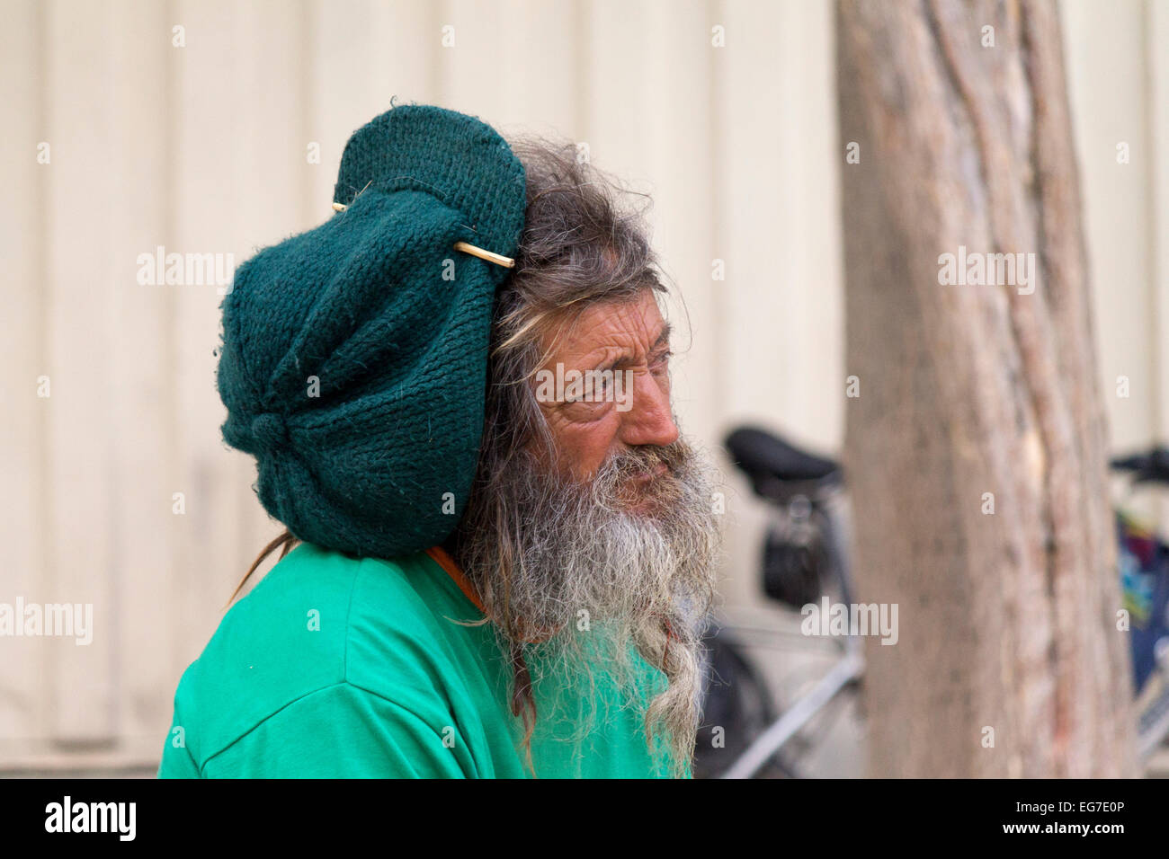 Homeless old man hi-res stock photography and images - Alamy