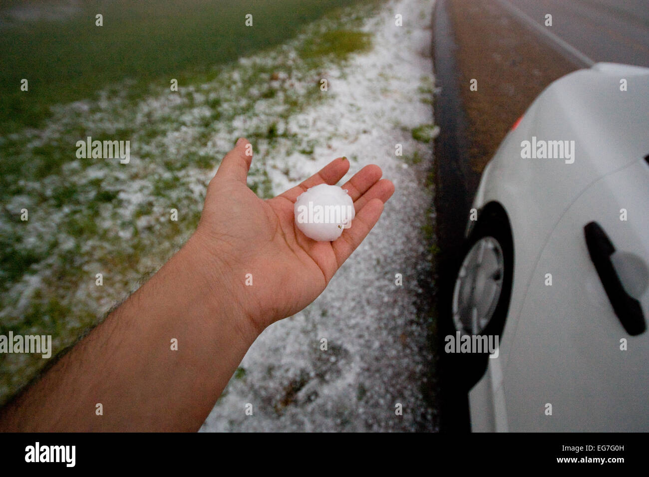 A powerful tornado warned supercell thunderstorm rolls across the Texas ...