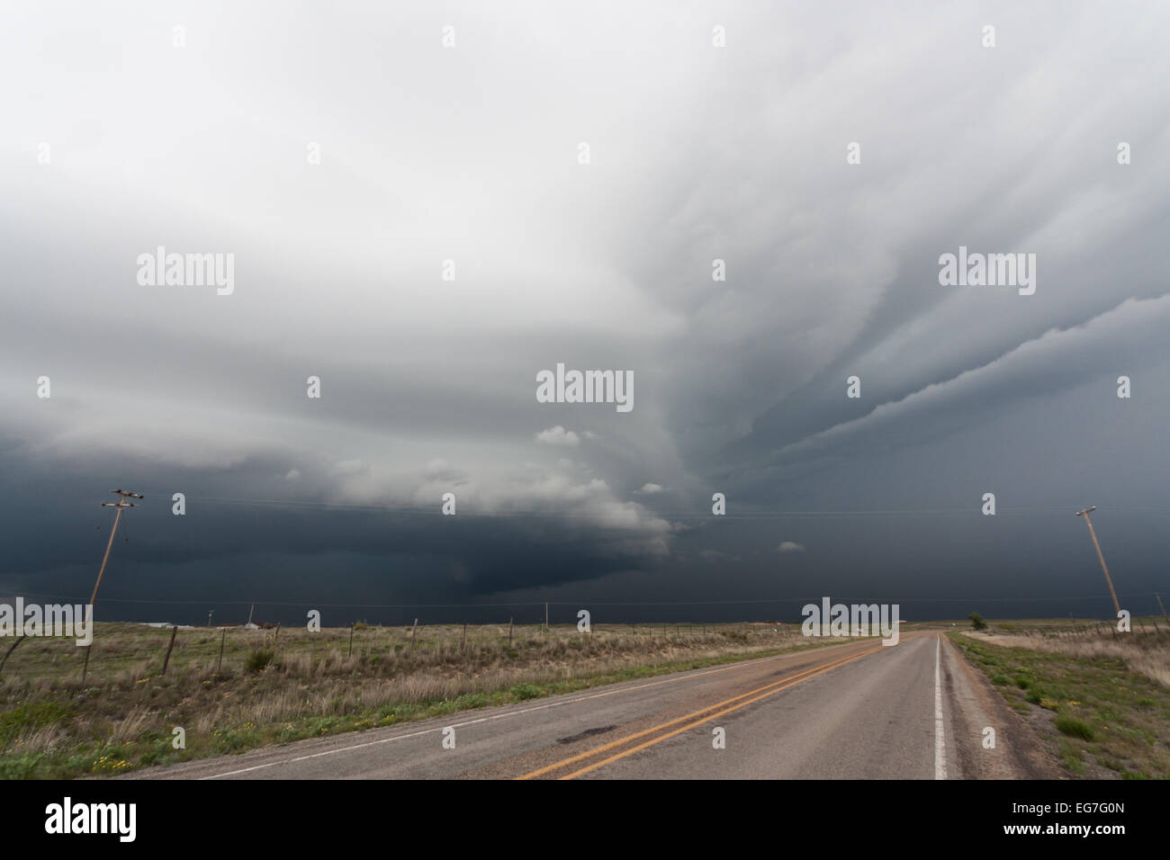 A powerful tornado warned supercell thunderstorm rolls across the Texas ...
