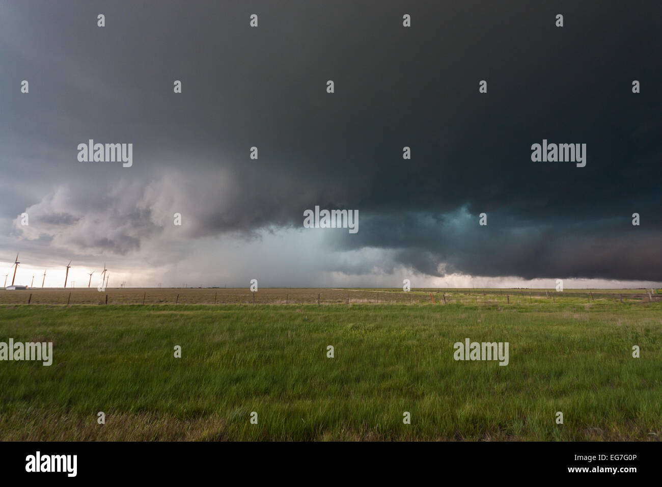 A powerful tornado warned supercell thunderstorm rolls across the Texas ... A powerful tornado warned supercell thunderstorm rolls across the Texas ...