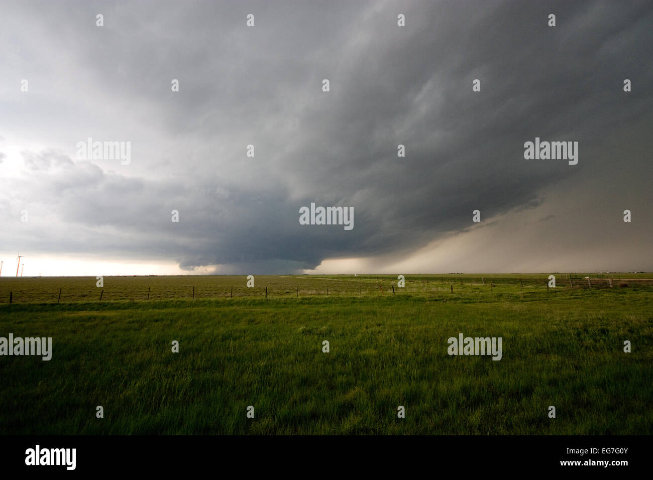 A powerful tornado warned supercell thunderstorm rolls across the Texas ...