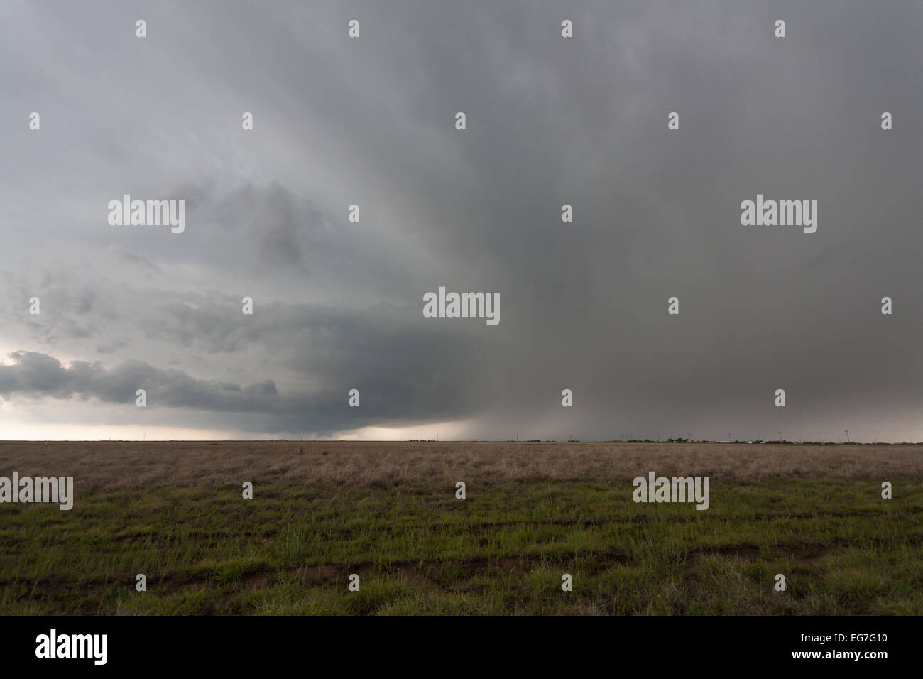 A powerful tornado warned supercell thunderstorm rolls across the Texas ... A powerful tornado warned supercell thunderstorm rolls across the Texas ...