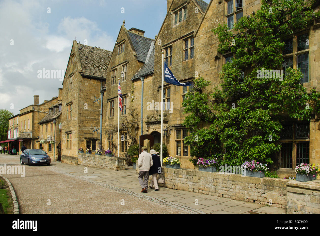 The High Street in the pretty Cotswold village of Broadway Stock Photo ...