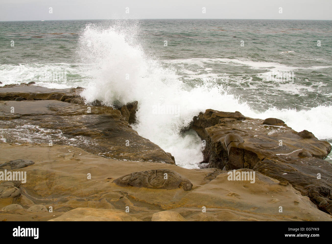 Rocks cliff underwater ocean hi-res stock photography and images - Alamy
