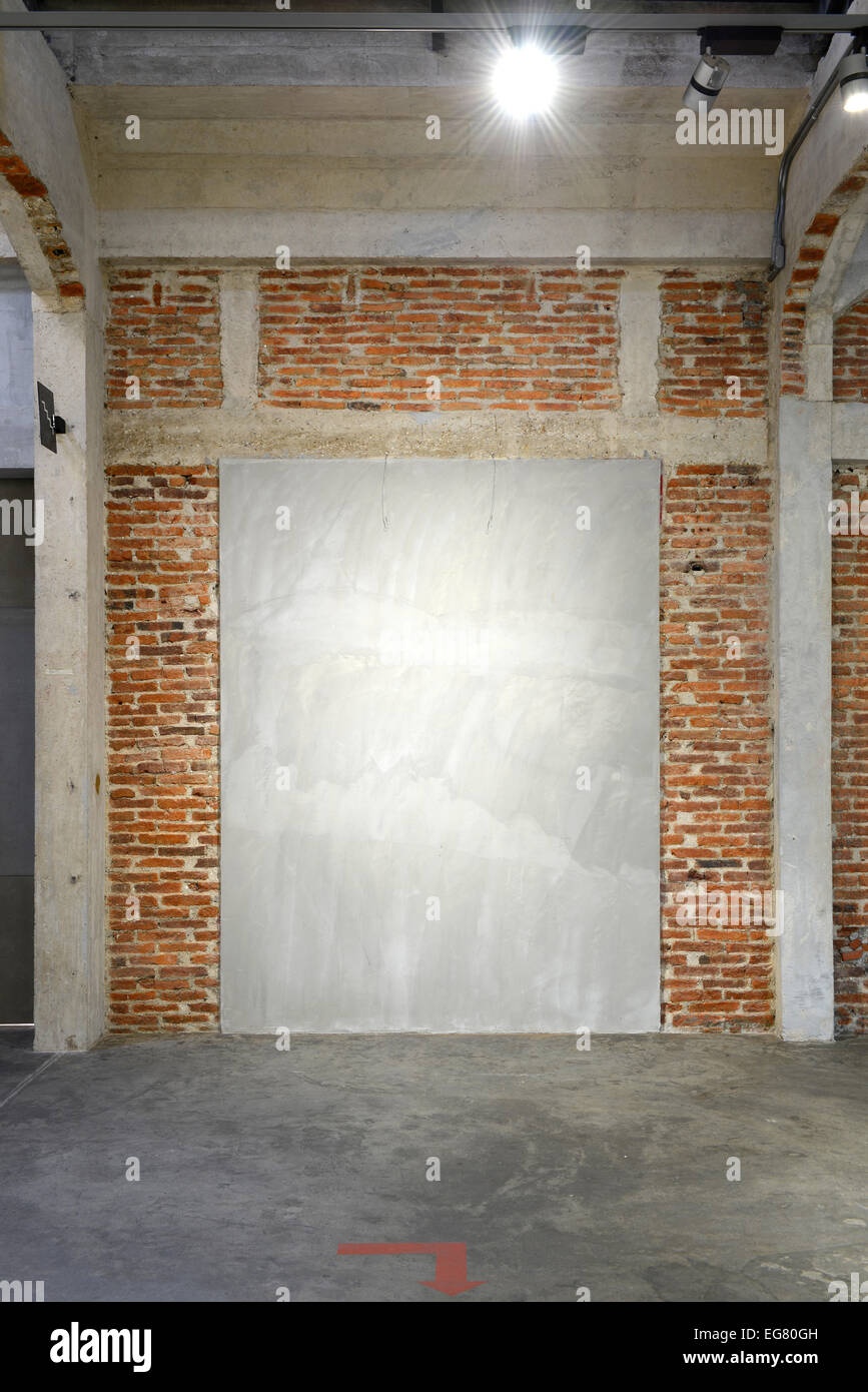 Empty on concrete wall in the old gallery Stock Photo - Alamy