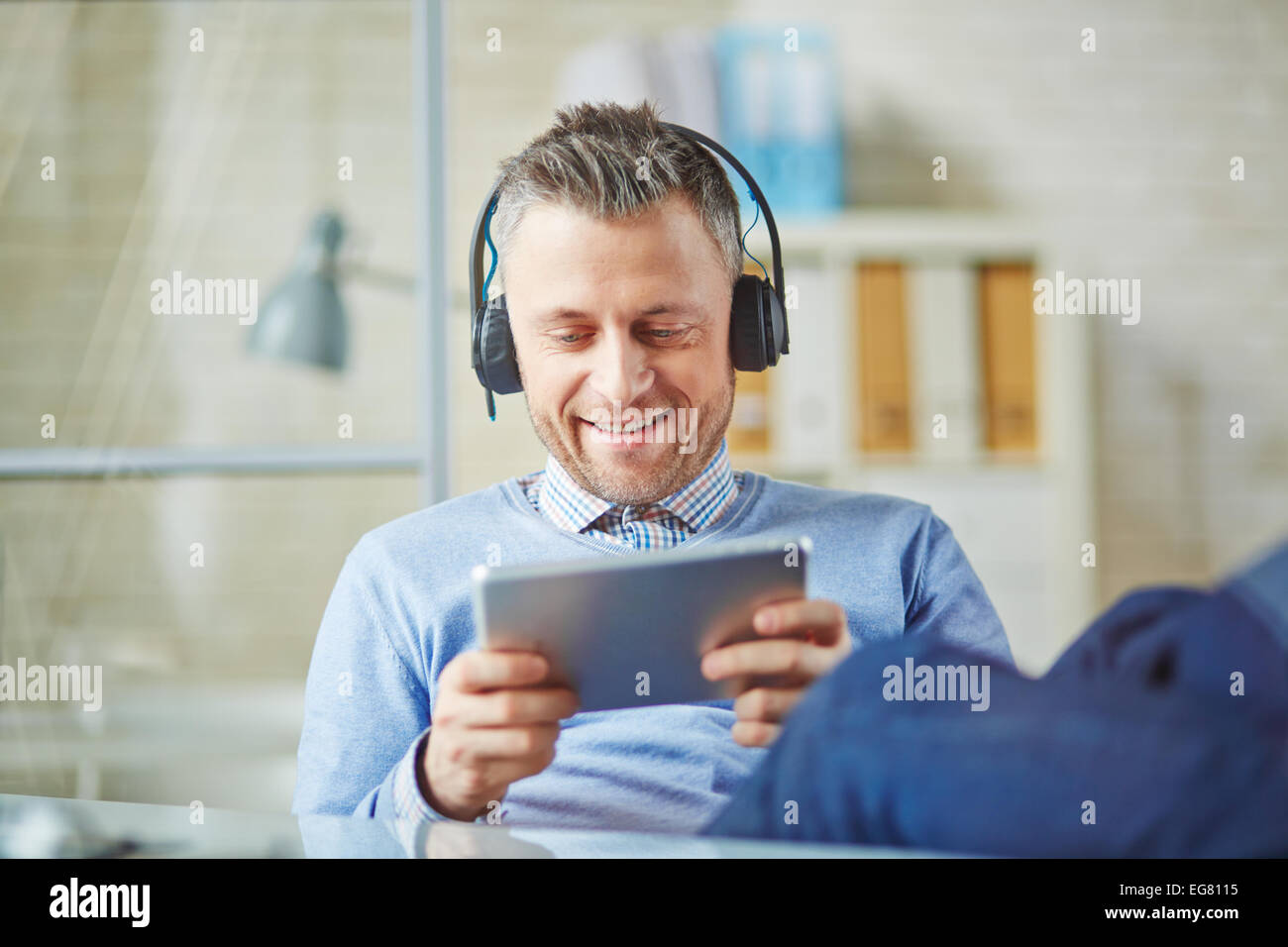 Earphones using hi-res stock photography and images - Alamy