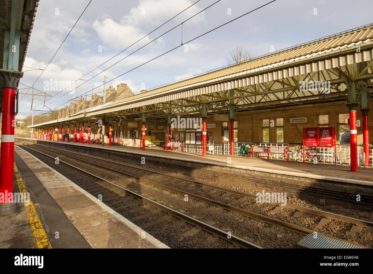 Oxenholme the Lake District railway station platforms Stock Photo - Alamy