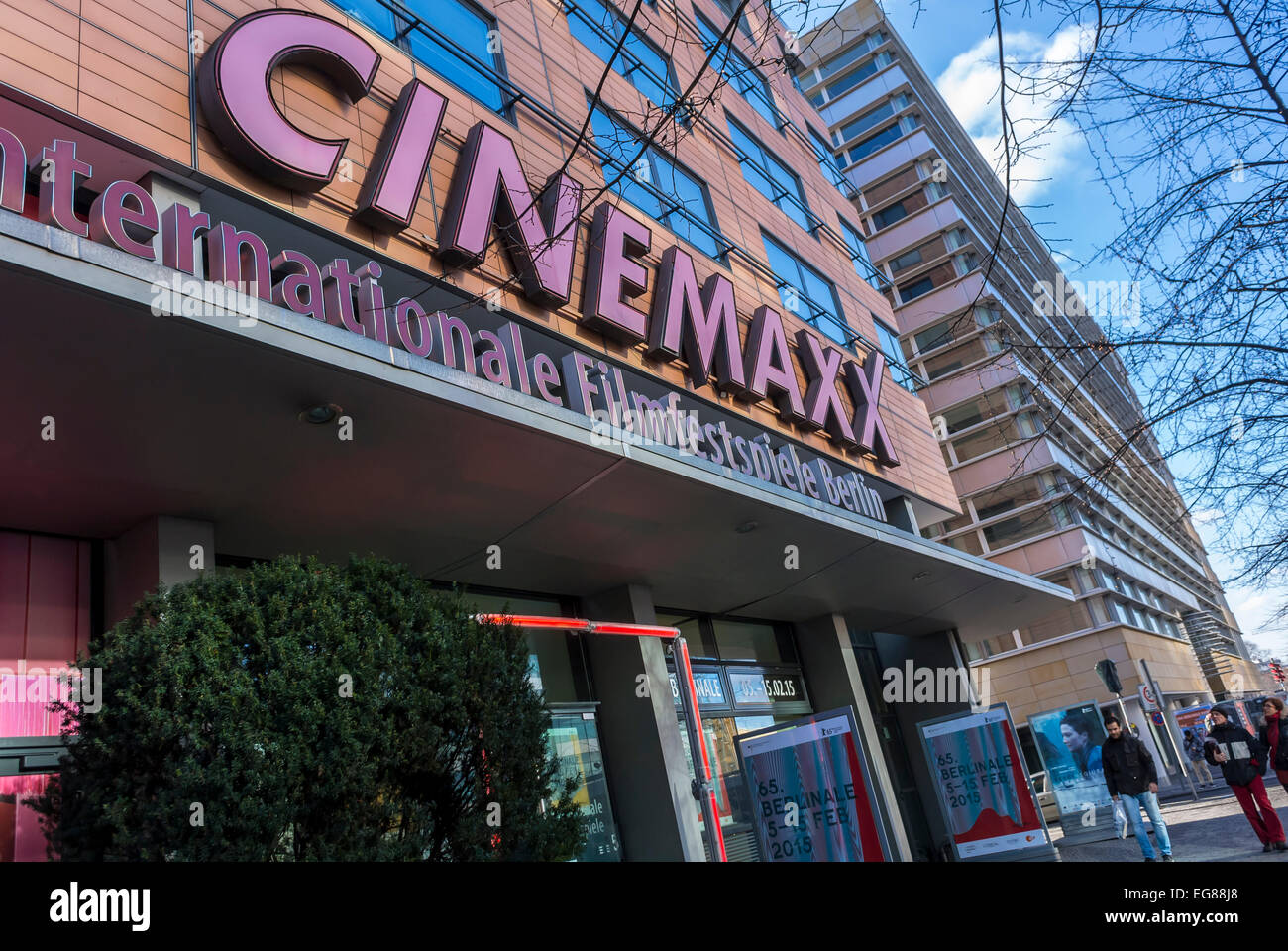 Movie theater exterior front hi-res stock photography and images - Alamy