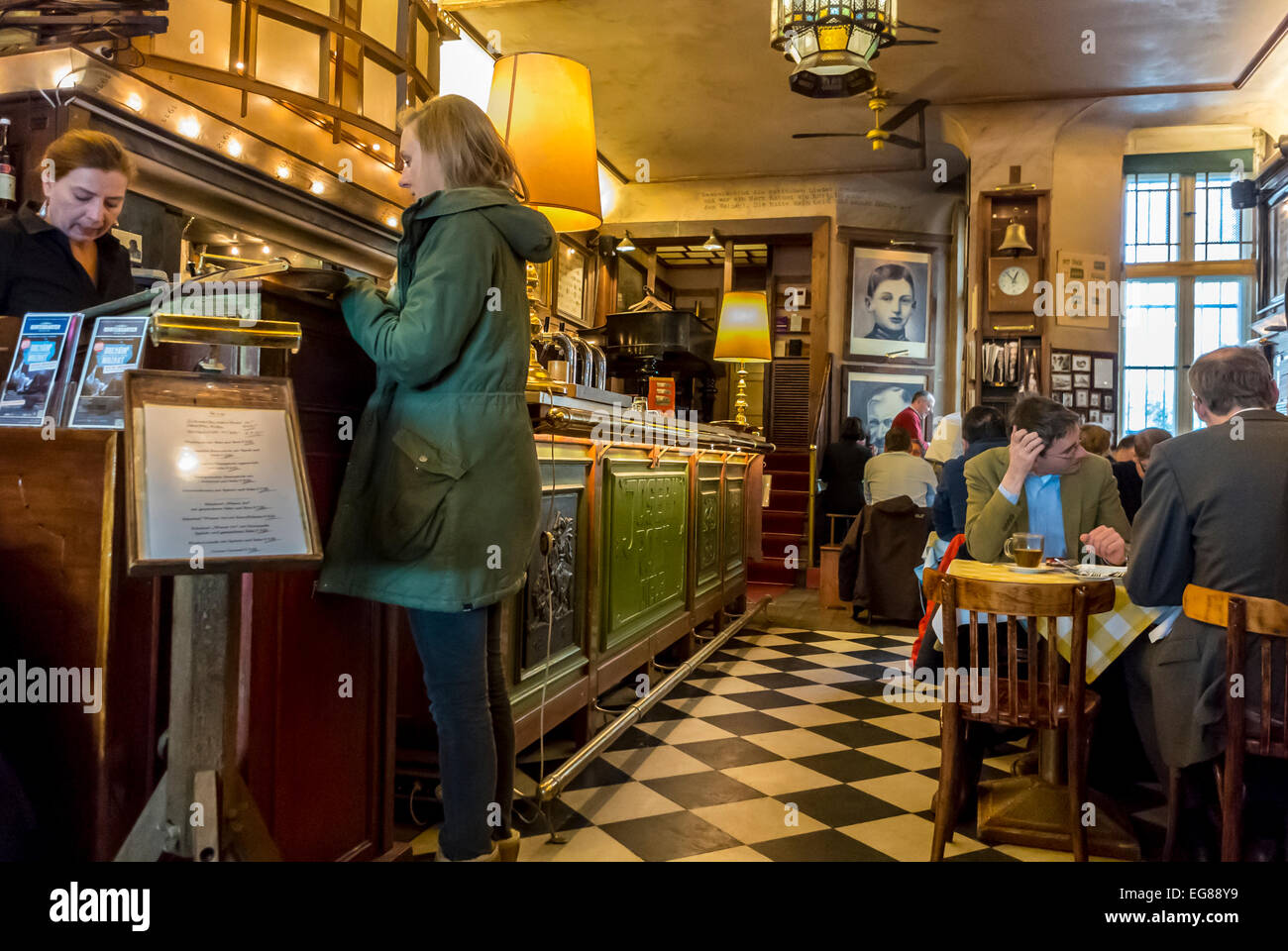 Paying meals hi-res stock photography and images - Alamy