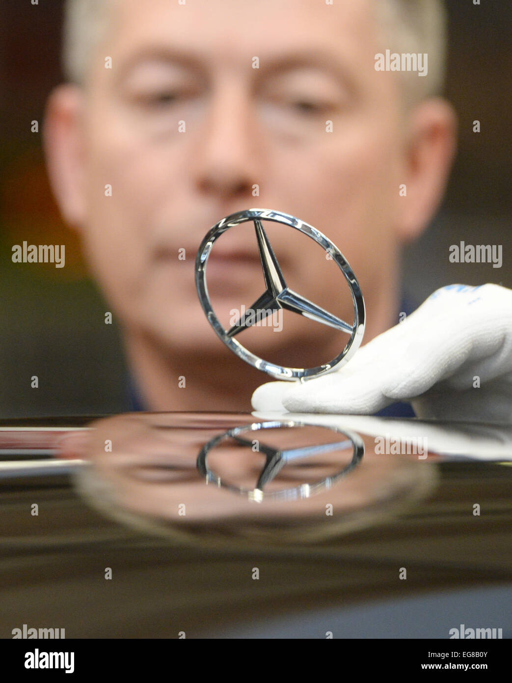 Mercedes star logo hi-res stock photography and images - Alamy