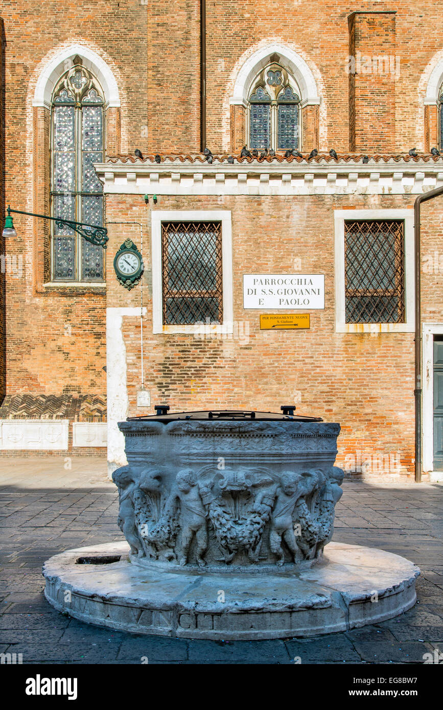 Venetian well hi-res stock photography and images - Alamy