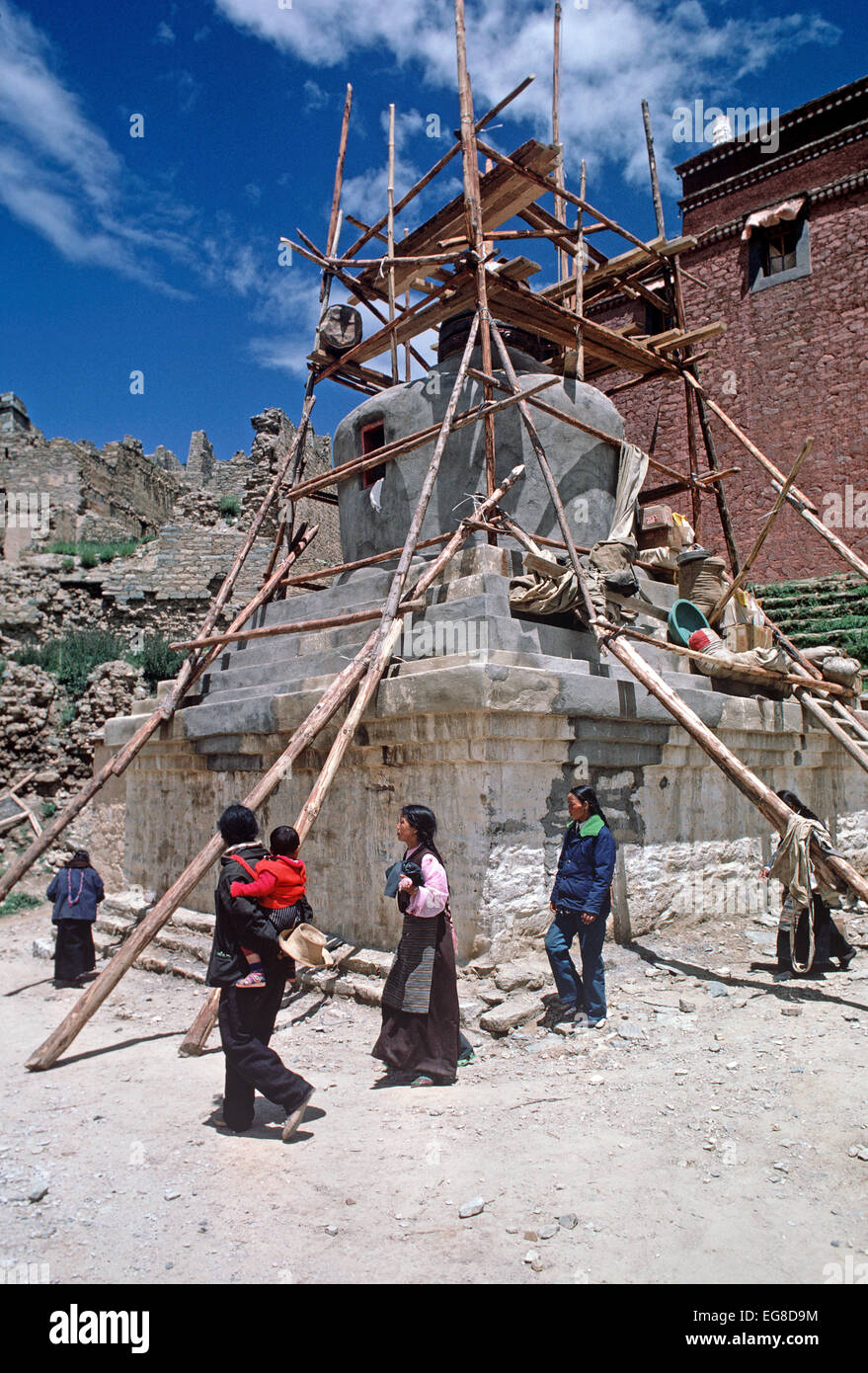 Rebuilding Ganden Monastery destroyed by the Red Guards in 1966, Tibet ...