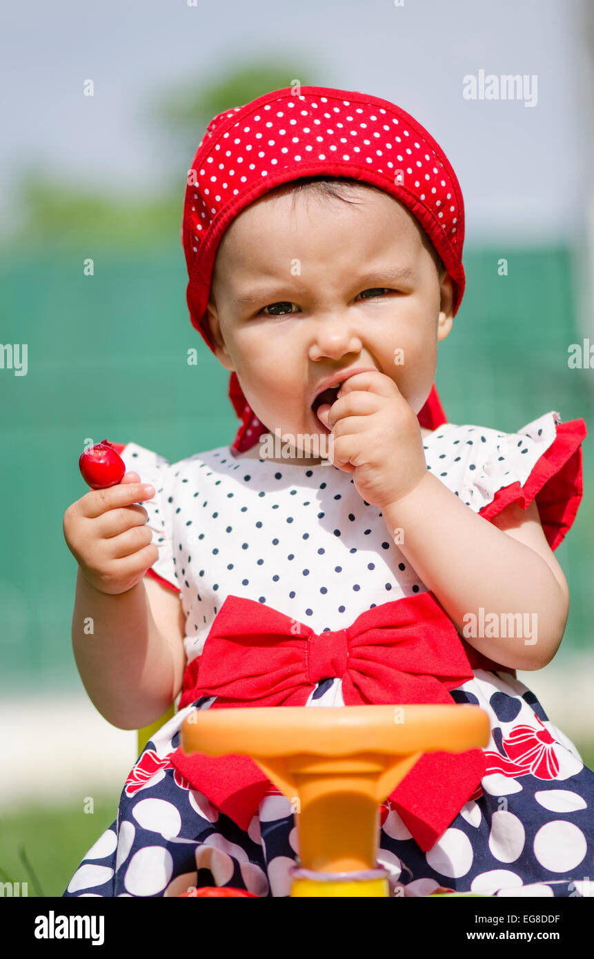 Healthy eating children eating fruit hi-res stock photography and ...