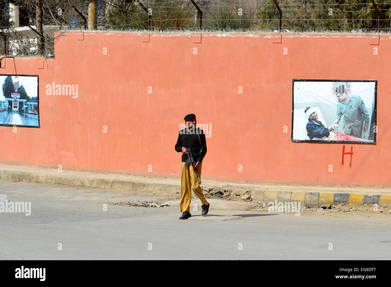 (150219) -- QUETTA, Feb. 19, 2015 (Xinhua) -- A Pakistani policeman ...
