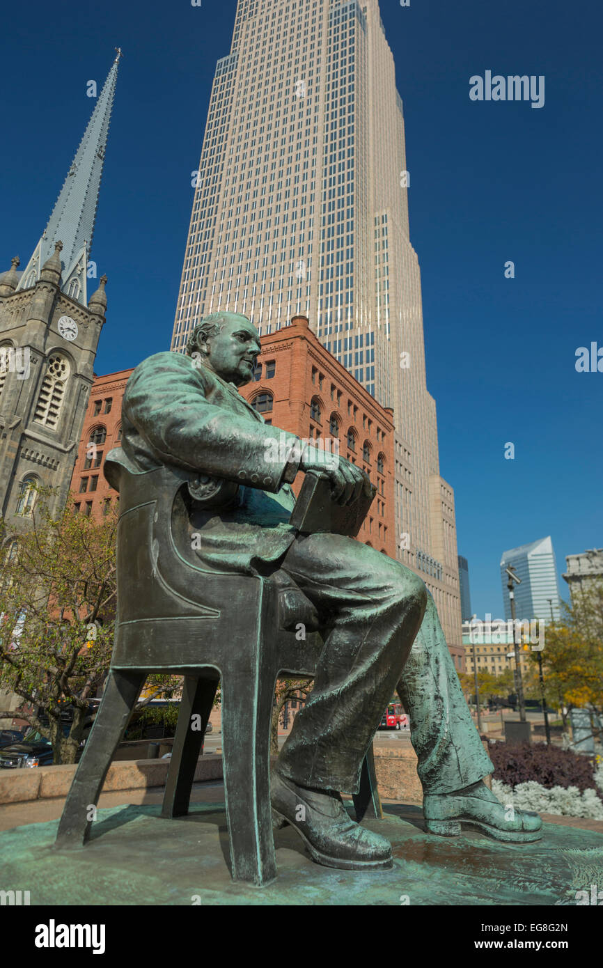 KEY BANK TOWER SKYSCRAPER (©CESAR PELLI 1991) TOM JOHNSON STATUE PUBLIC ...