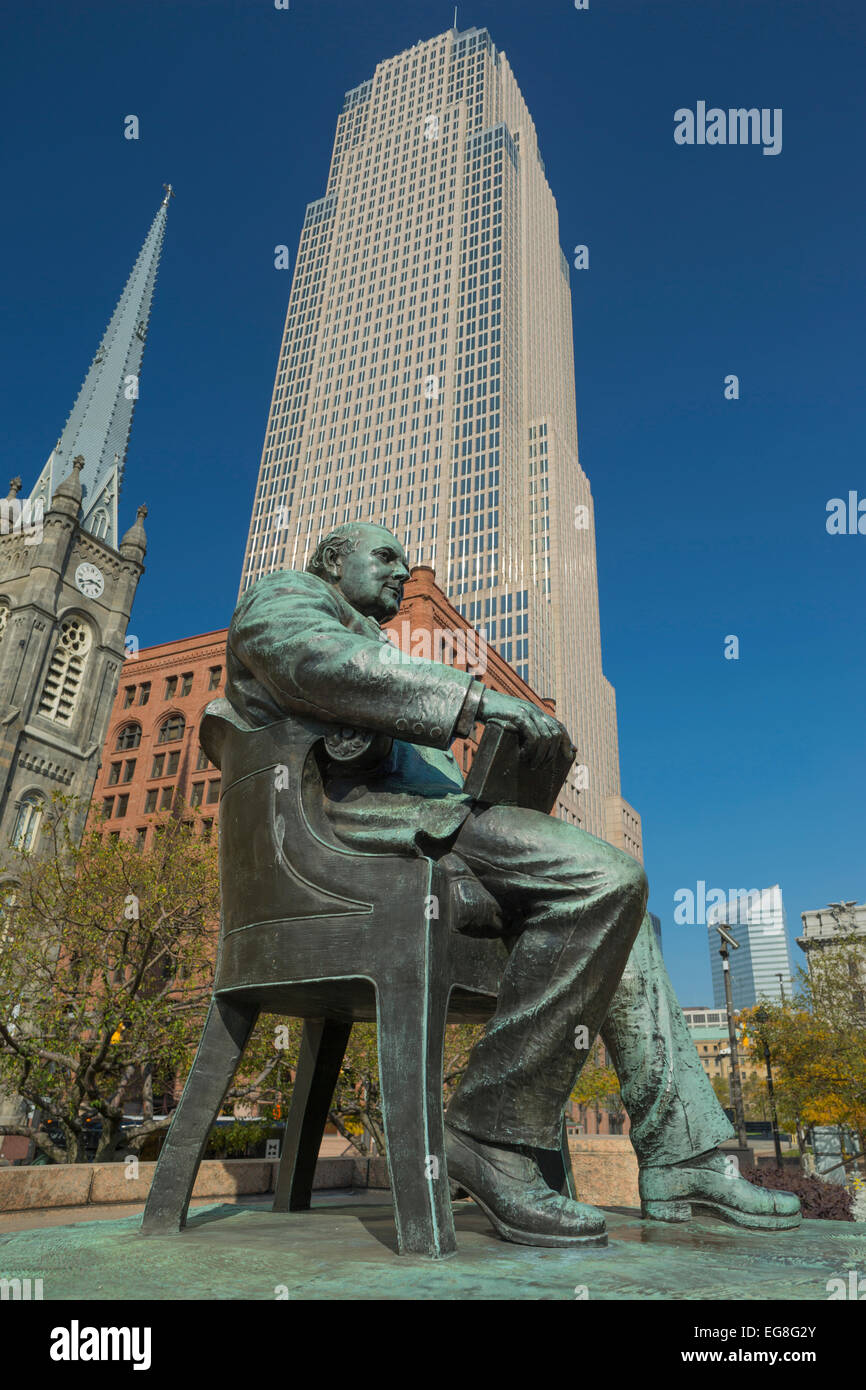 KEY BANK TOWER SKYSCRAPER (©CESAR PELLI 1991) TOM JOHNSON STATUE PUBLIC ...