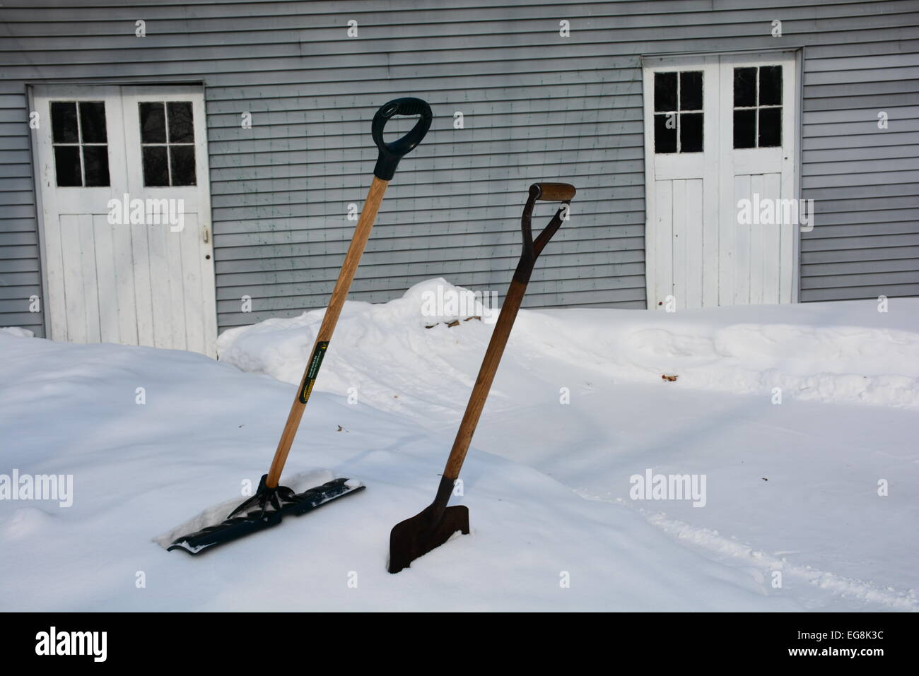 Two shovels hi-res stock photography and images - Alamy