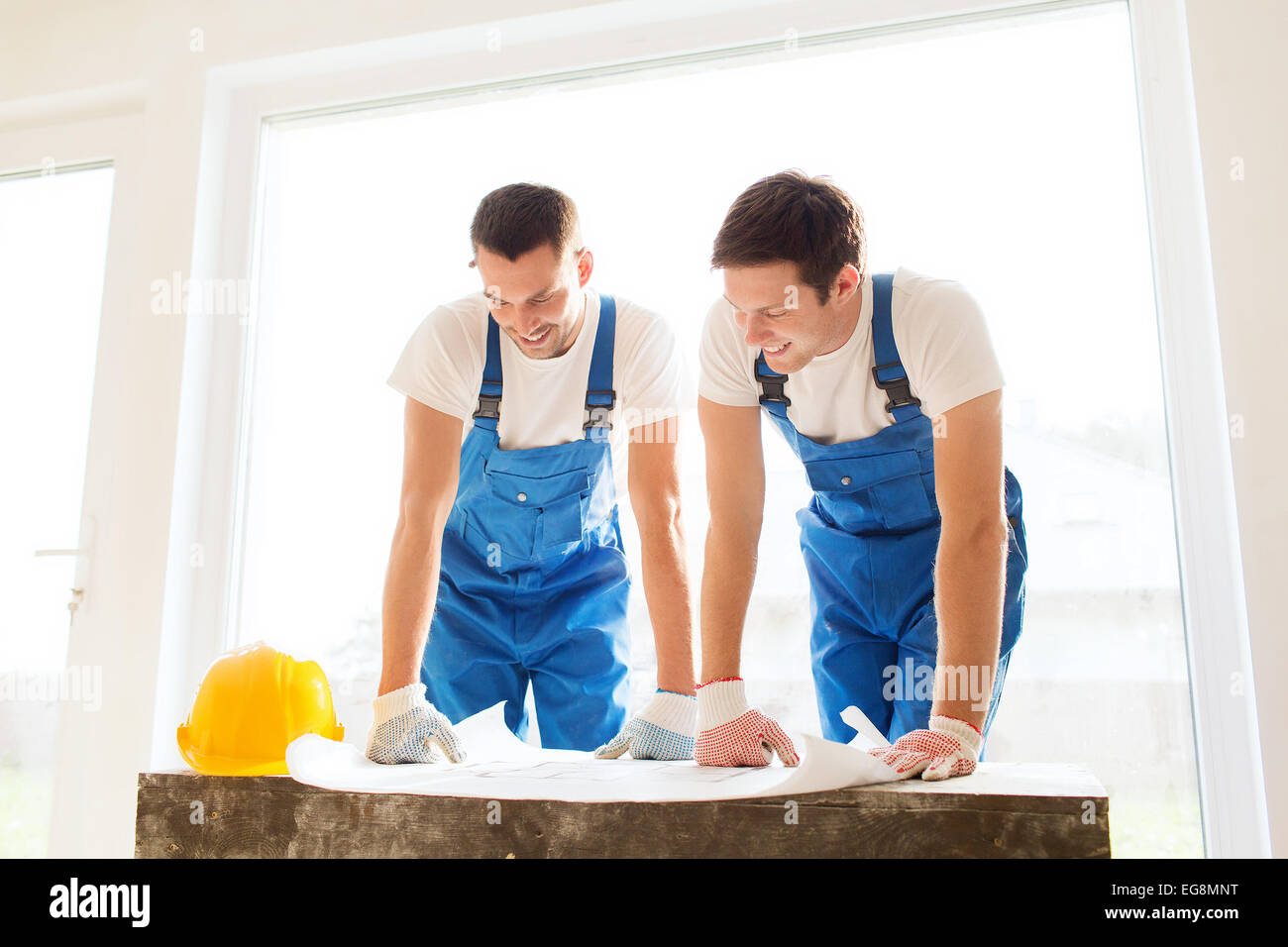 Builders discussing layout plan hi-res stock photography and images - Alamy