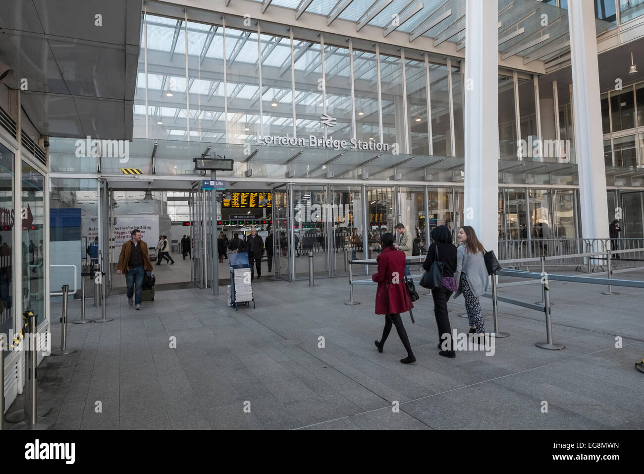 London bridge train station hi-res stock photography and images - Alamy