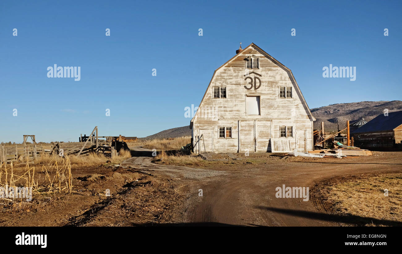 An old white barn on a ranch near Powell Butte, Oregon Stock Photo - Alamy
