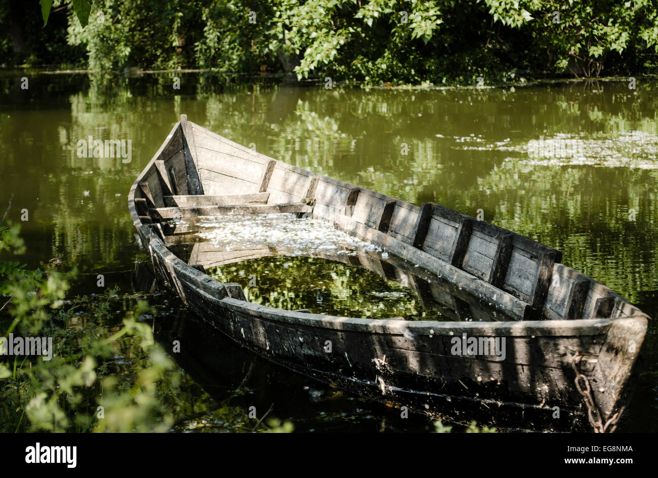 A broken boat Stock Photo - Alamy