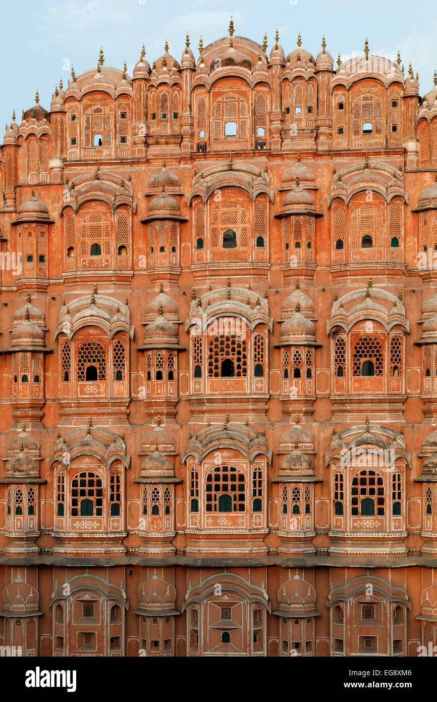 Hawa mahal windows hi-res stock photography and images - Alamy