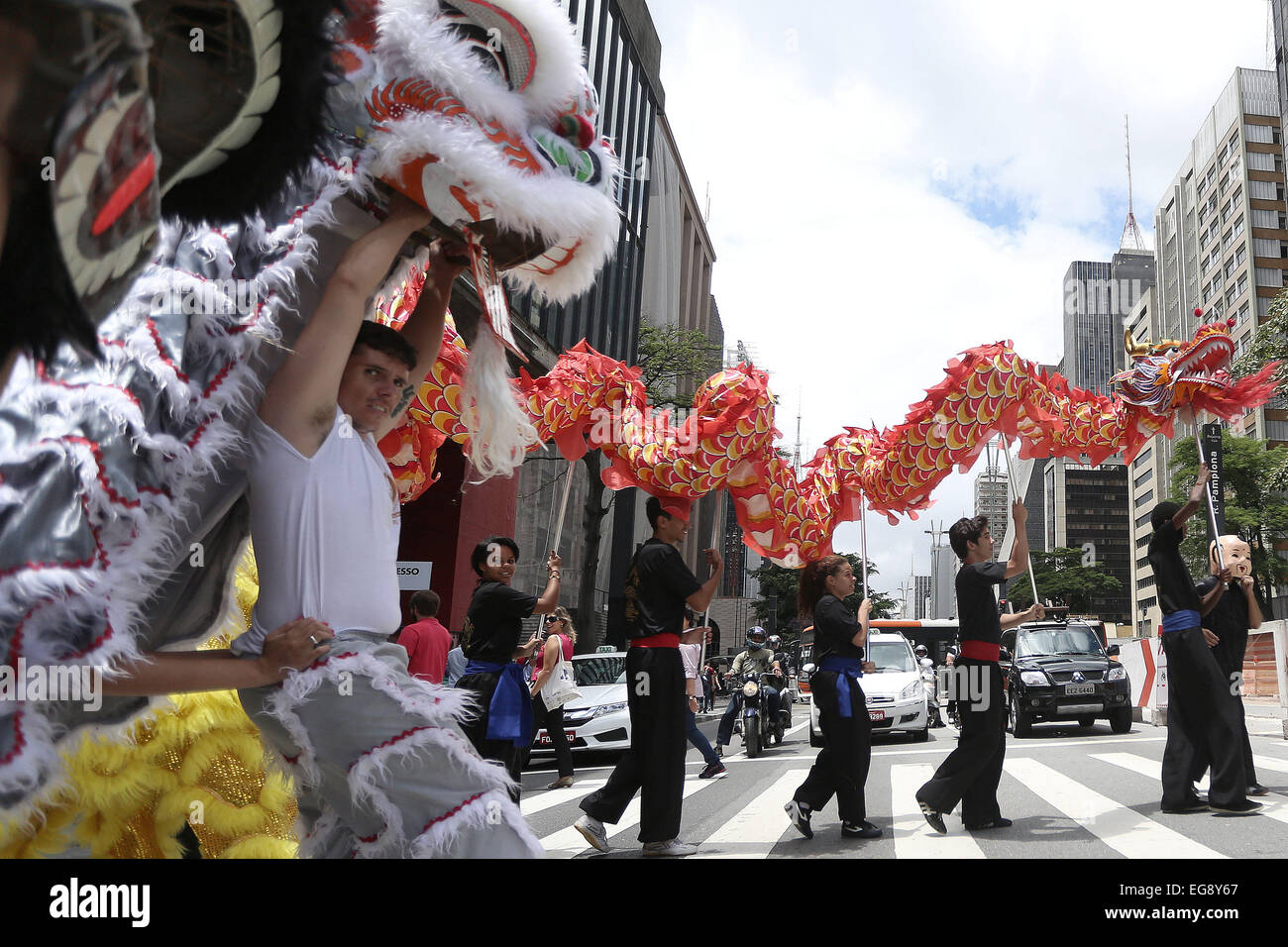 People perform during dragon dance hi-res stock photography and images ...