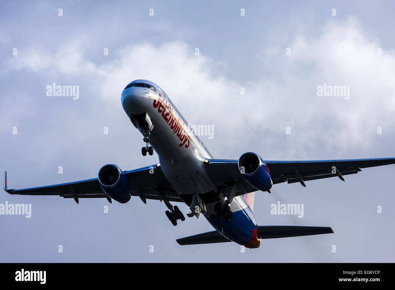 Jet2holidays aircraft hi-res stock photography and images - Alamy