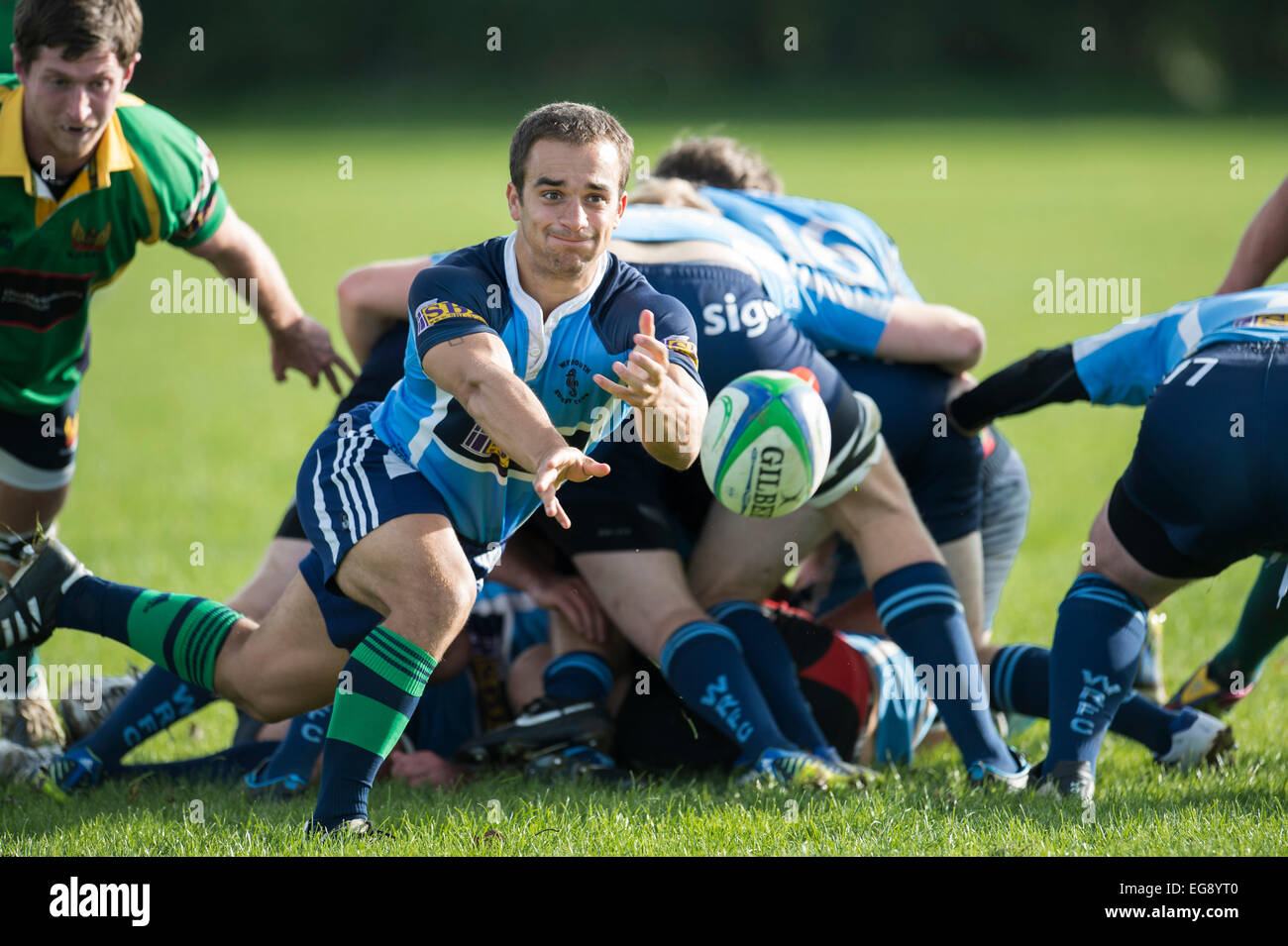 Scrum half passing ball hi-res stock photography and images - Alamy
