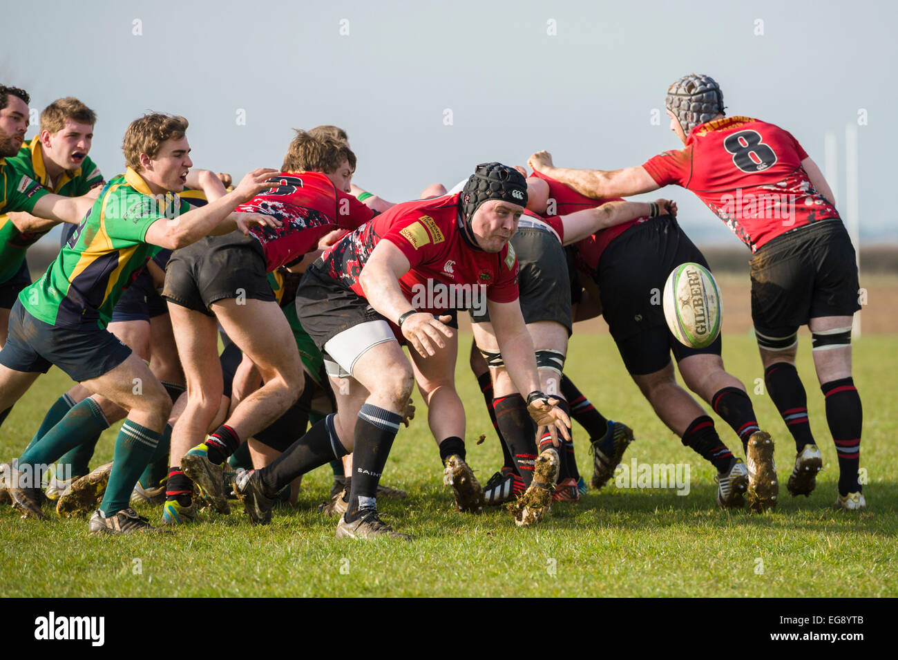Scrum half passing ball hi-res stock photography and images - Alamy