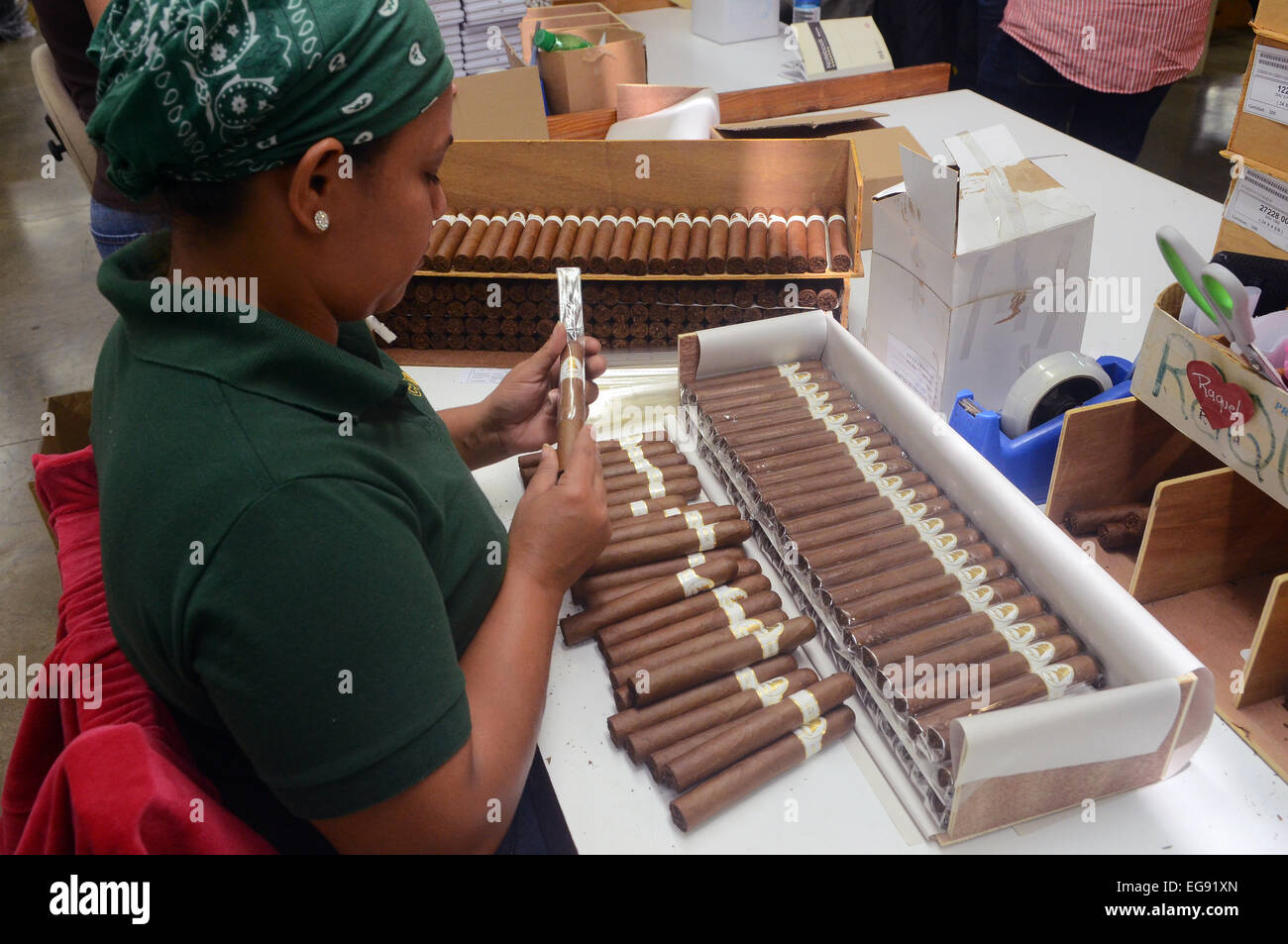 (150219) -- SANTIAGO, Feb. 19, 2015 (Xinhua) -- A woman packs cigars at ...