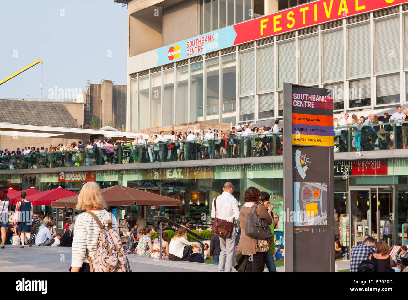 People milling around hi-res stock photography and images - Alamy
