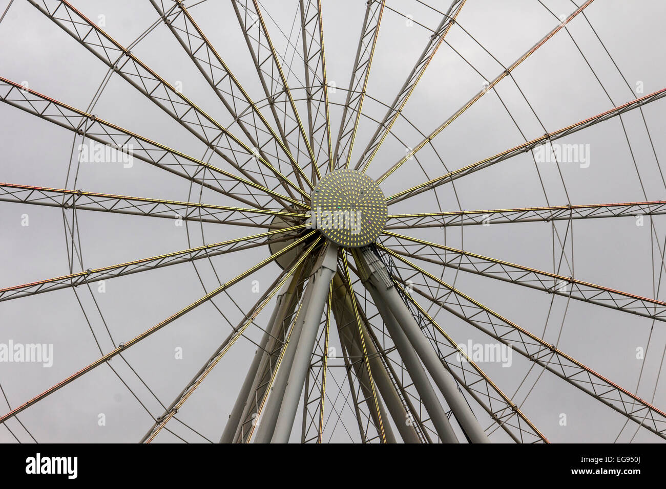 Central spoke of the new ferris wheel on the Seattle pier Stock Photo ...