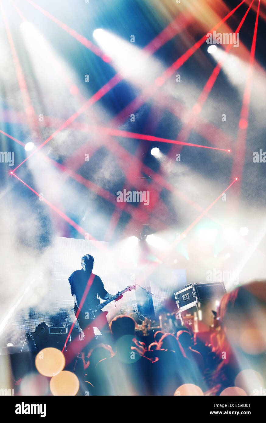 Singer on stage silhouette hi-res stock photography and images - Alamy
