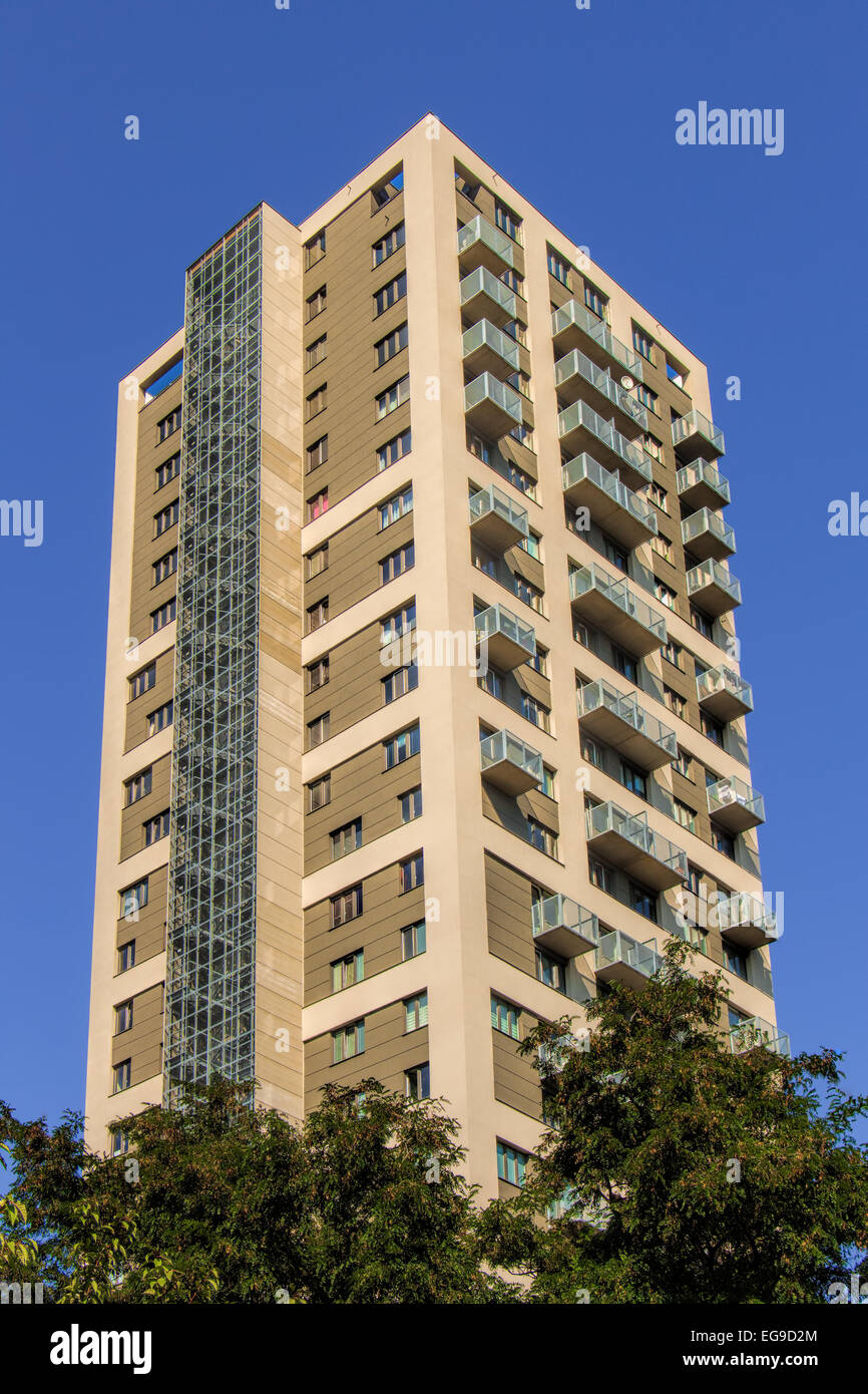 Modern tall apartment house against blue sky Stock Photo - Alamy