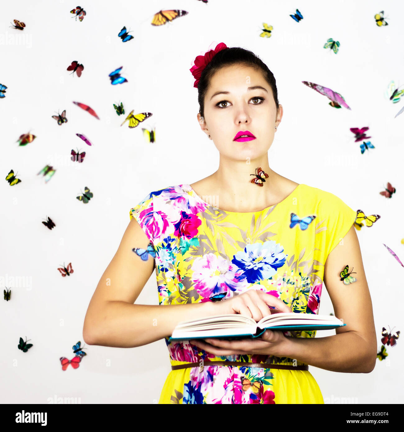Woman reading book Stock Photo - Alamy
