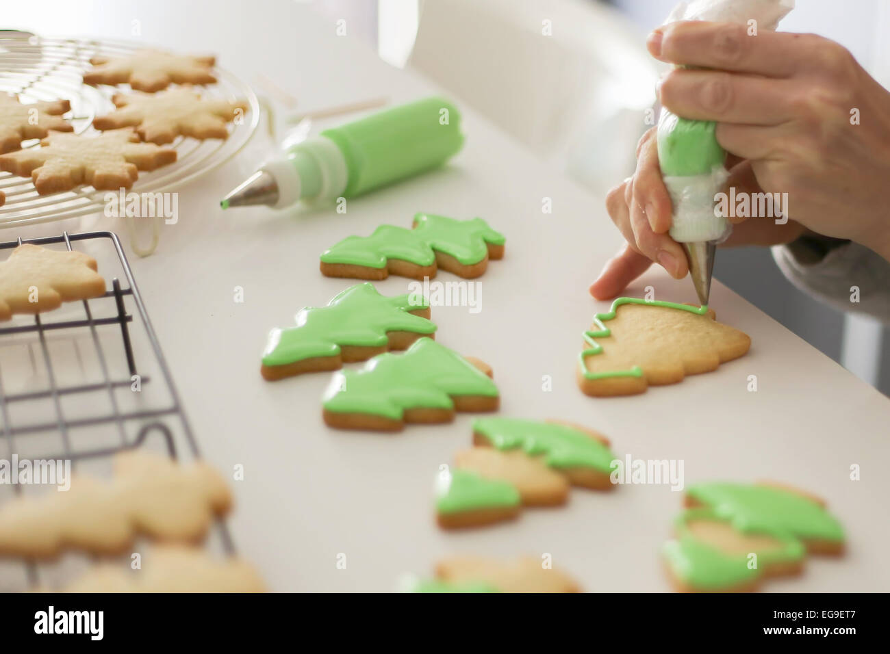 Piping icing hi-res stock photography and images - Alamy