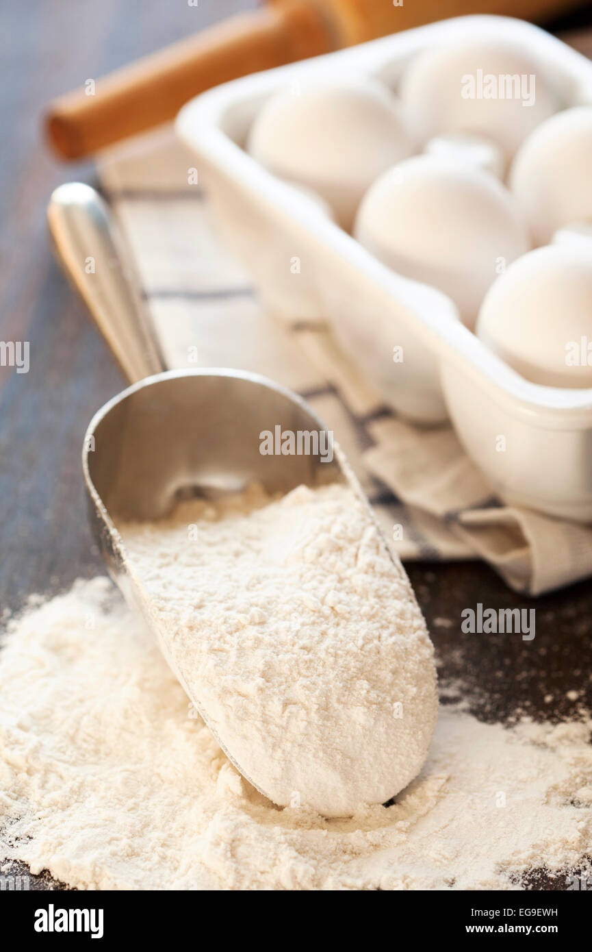 Flour on table hi-res stock photography and images - Alamy