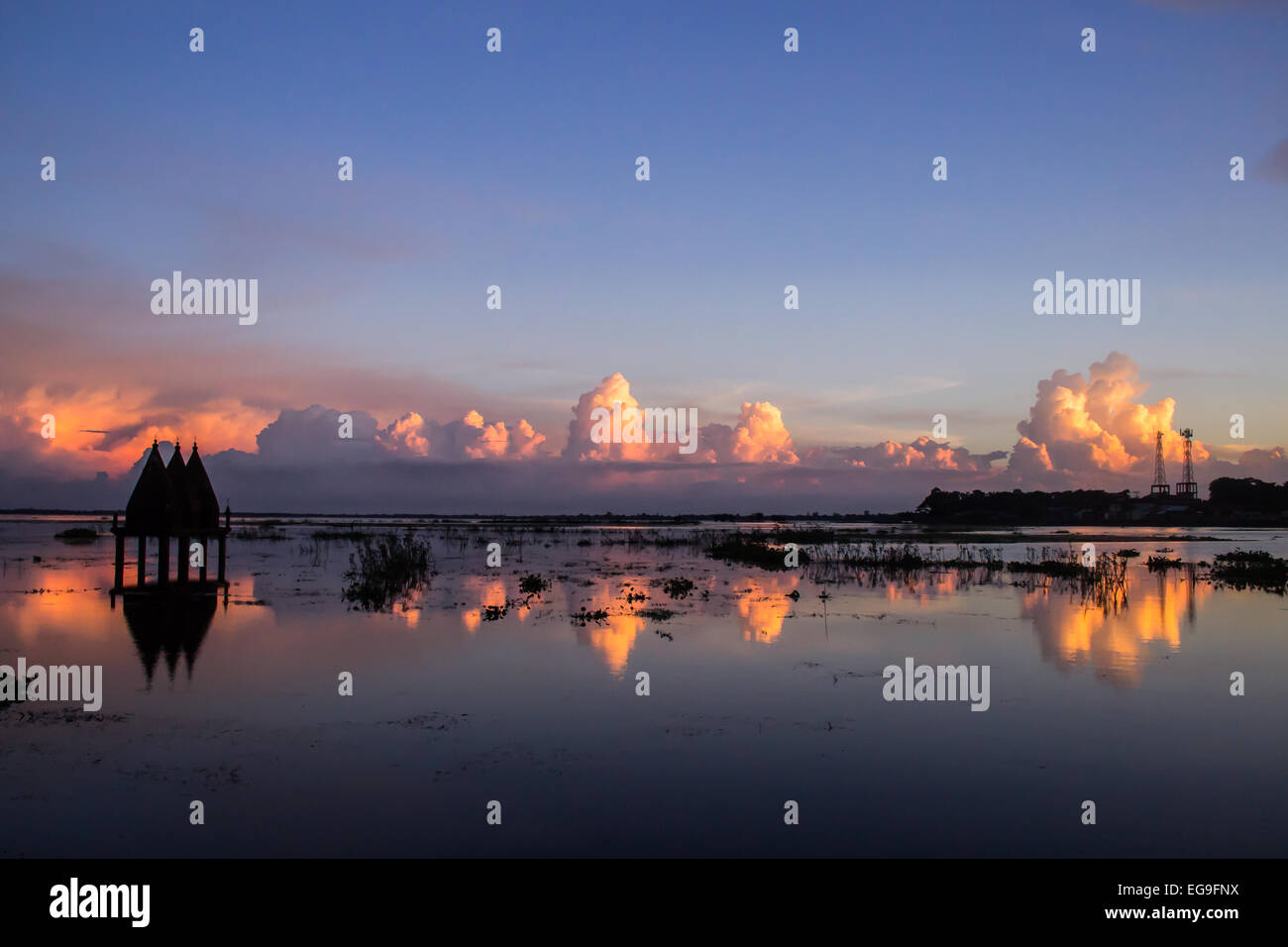 Sunset sky reflecting in water hi-res stock photography and images - Alamy