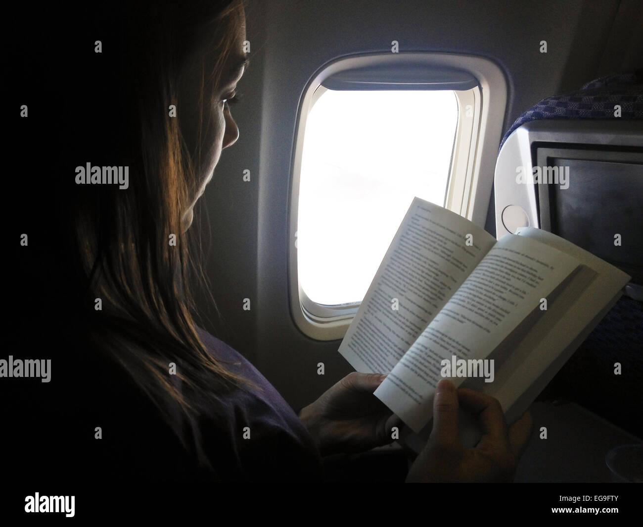 Woman reading book hi-res stock photography and images - Alamy