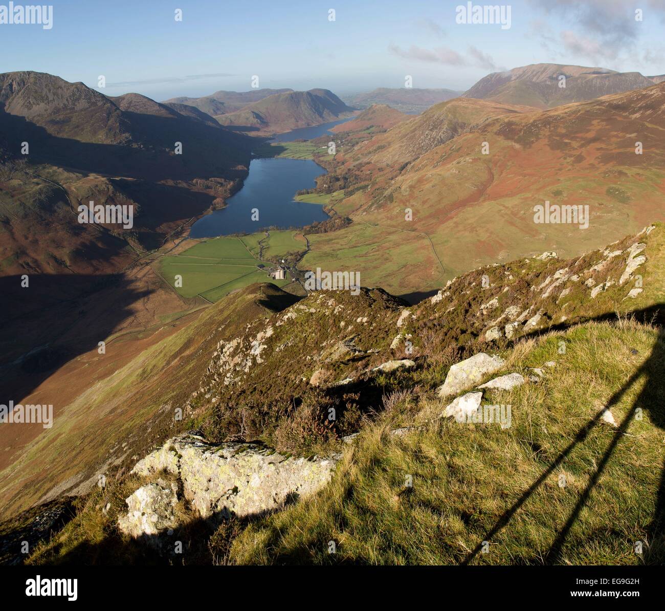 Looking down steep Fleetwith Edge. Buttermere from Fleetwith Pike High ...